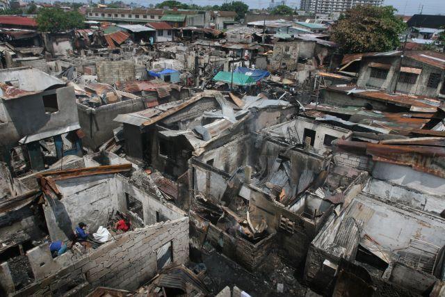 Residents rummage through burnt debris after Las Piñas fire | Photos | GMA News Online