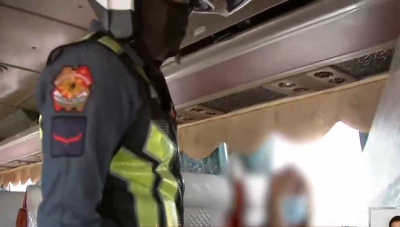 HPG cops scold PUV drivers for passengers without face shields | GMA ...