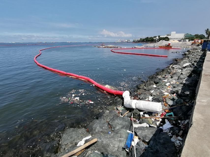 Trash litters Manila Bay near white sand project | Photos | GMA News Online