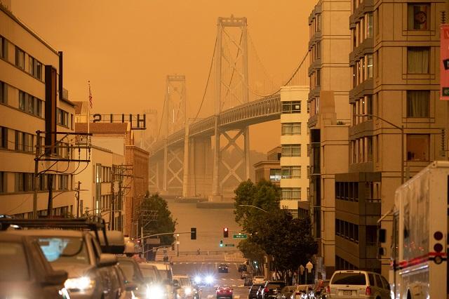 Smoke from California wildfires darkens San Francisco sky | Photos ...
