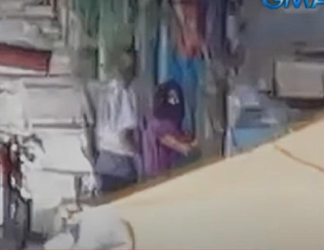 Pagnanakaw ng lalaki sa wallet ng kapitbahay, na-hulicam | Balitambayan