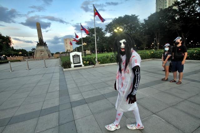 Parks development personnel stage 'Zombie Run' for Halloween | GMA News ...