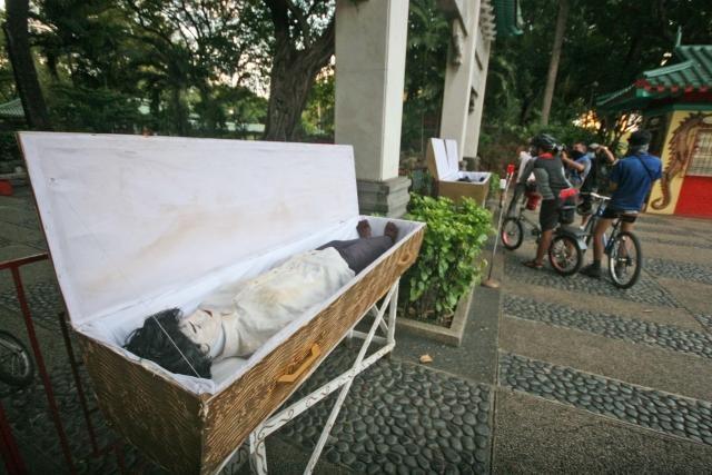 Parks development personnel stage 'Zombie Run' for Halloween | GMA News ...