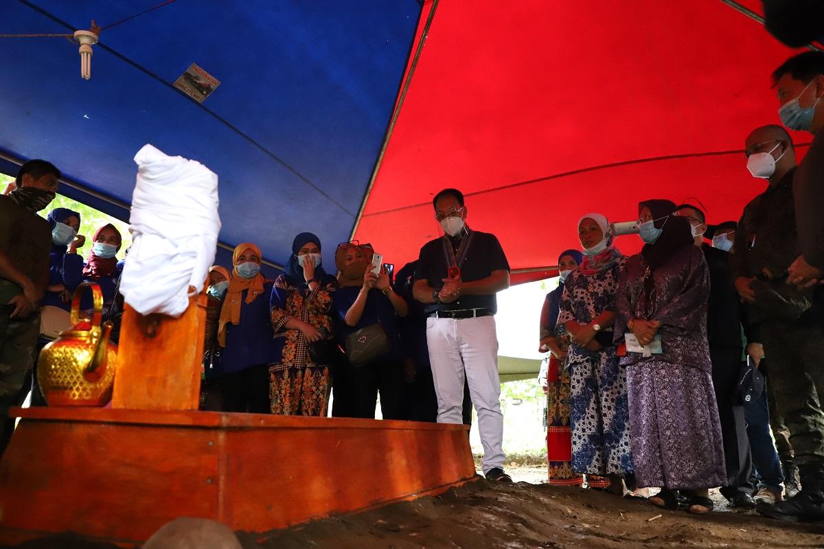 Galvez pays respects to late MNLF leader, peacekeeper Jikiri | Photos ...
