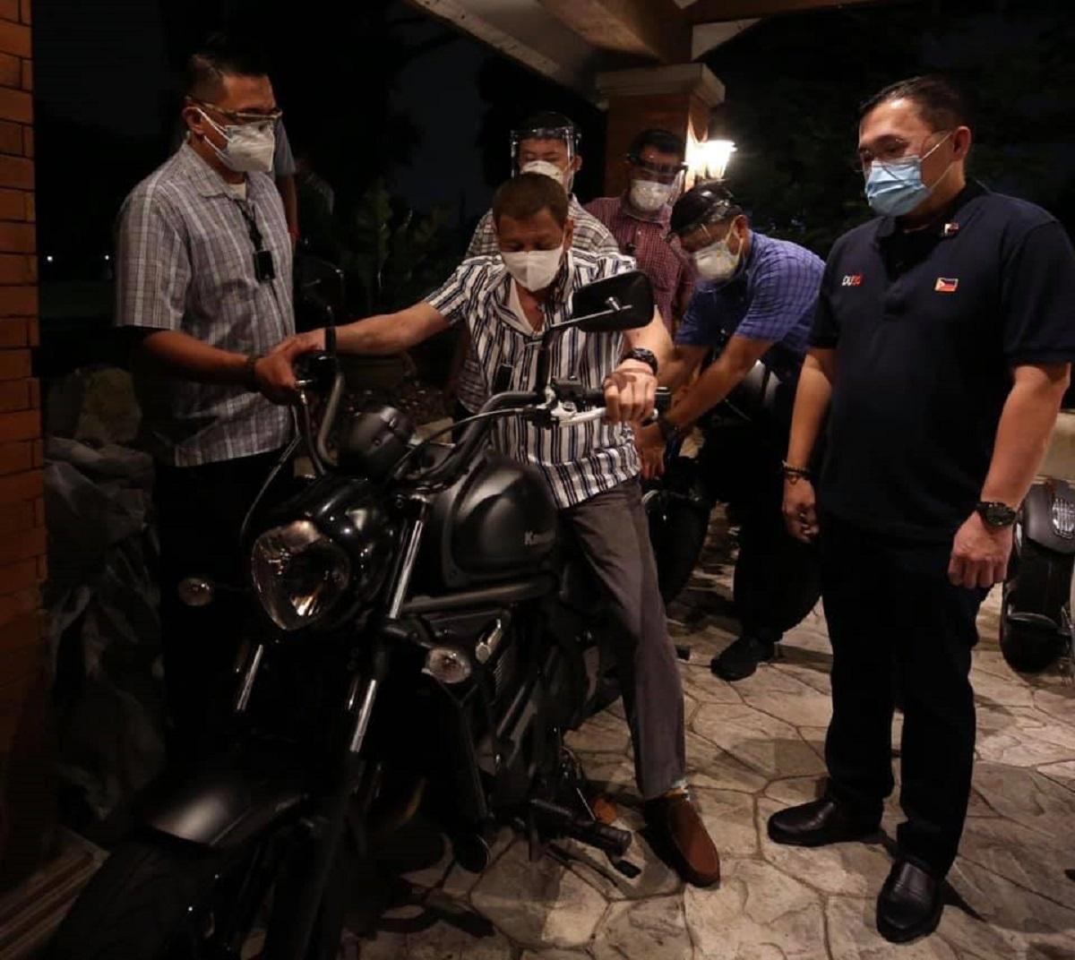 Duterte sits on motorcycle again but didn’t go for a ride | GMA News Online