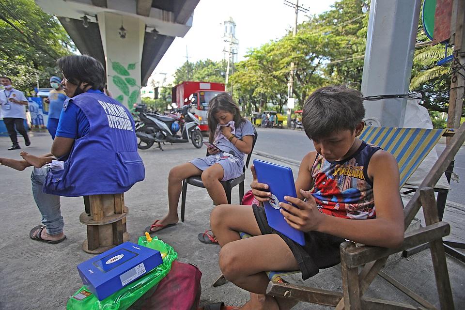 Devices help kids learn from a distance | Photos | GMA News Online