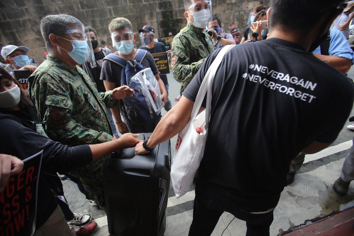Tension grips labor rally in front of DOLE office | GMA News Online