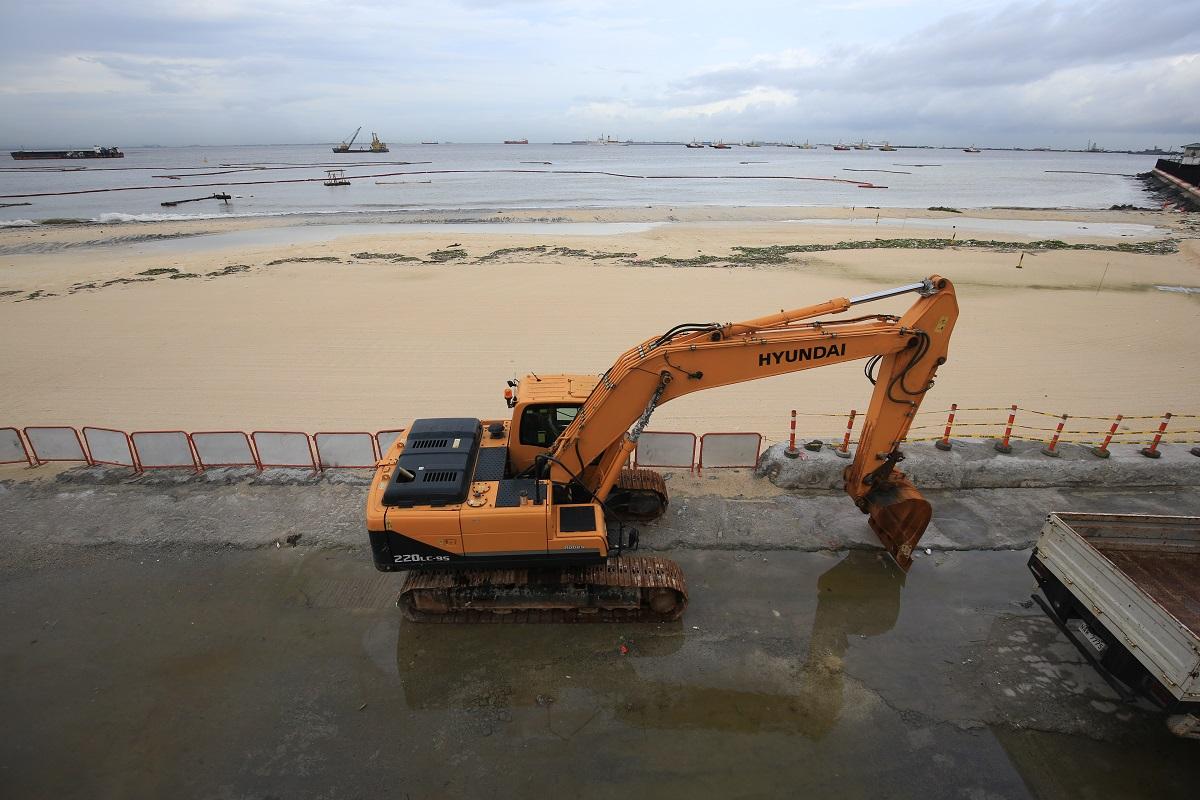 Trash washed ashore at Manila Bay 'white sand' beach | Photos | GMA ...