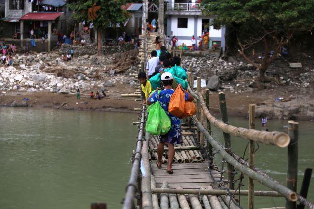 Flood-hit residents in Rizal pick up relief ration at daybreak | Photos ...