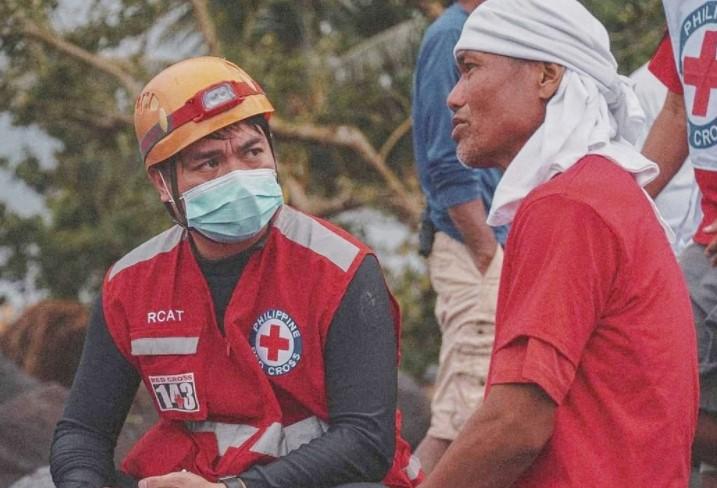 Man looking for missing wife, daughter after losing son to Albay flood ...