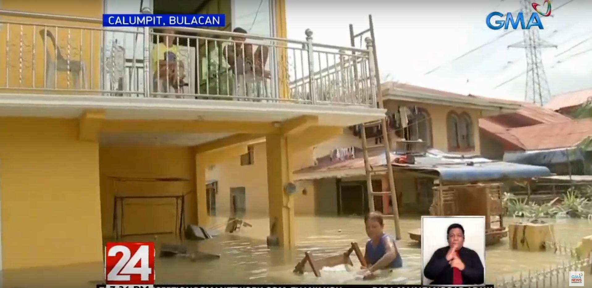 Calumpit residents remain chest-deep in Ulysses floods | GMA News Online