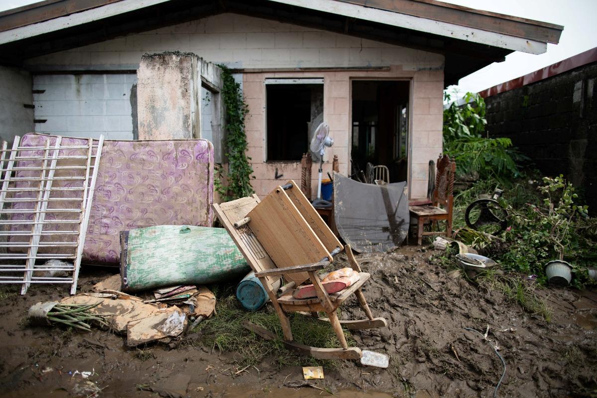 Batangas City residents clean up after floods caused by Rolly | Photos ...