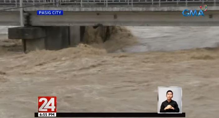 Residents wade through flood to get food in Pasig City | GMA News Online