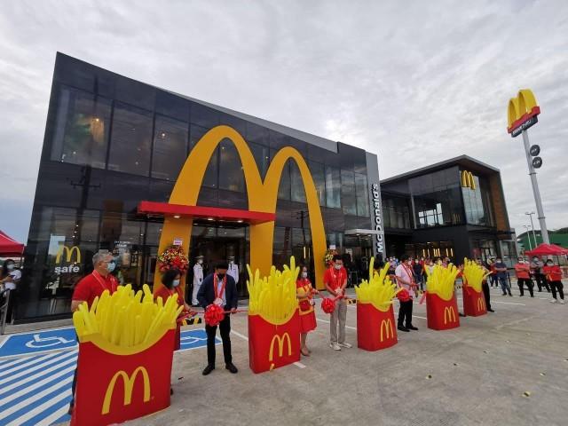 Take a look inside the biggest McDonald’s store in the Philippines