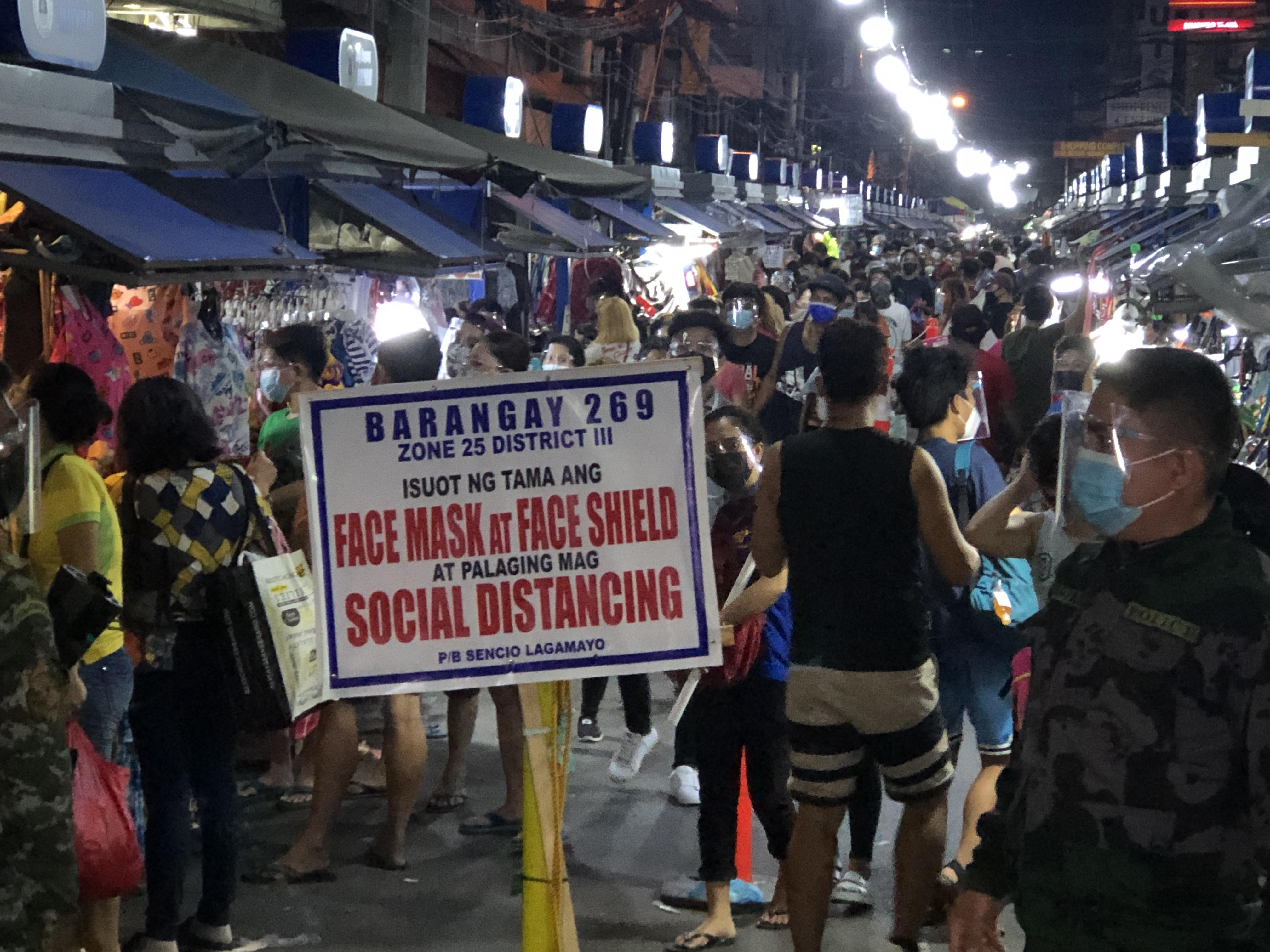 Seniors, kids join dense Divisoria crowd despite COVID-19 ban | GMA ...