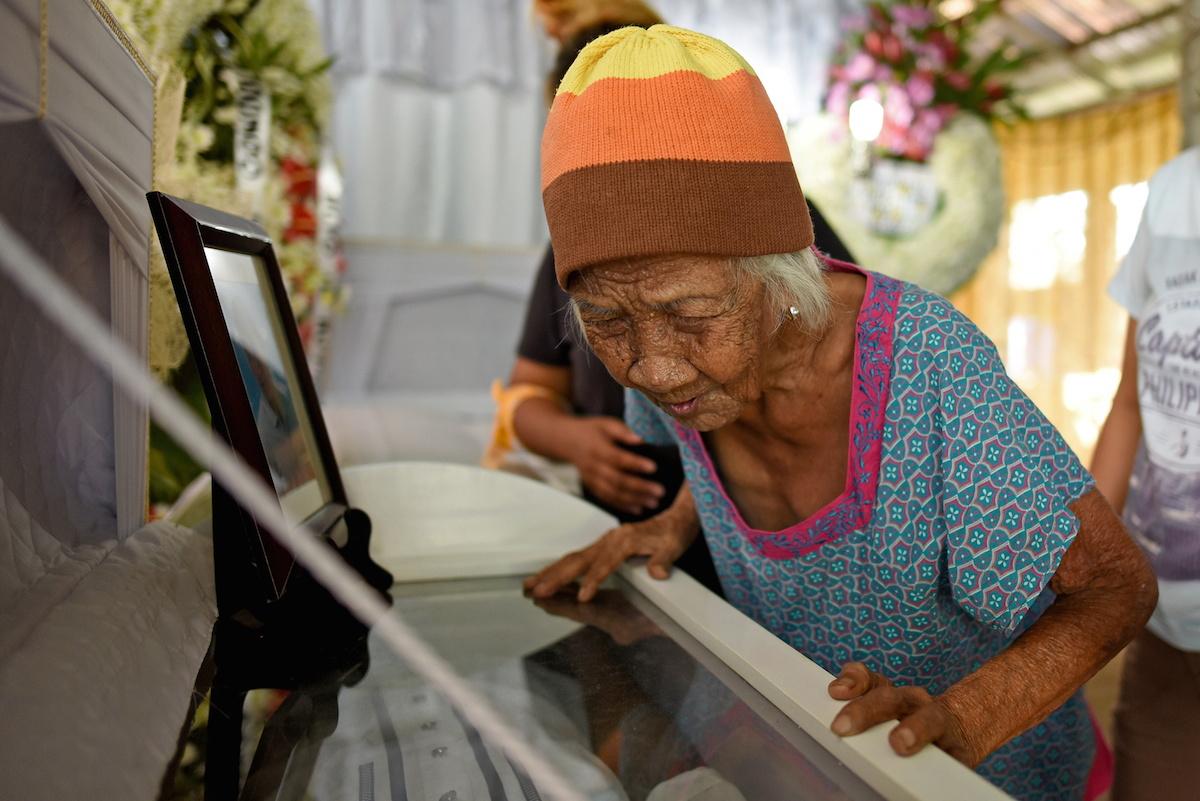 94-year-old mother of Sonya Gregorio mourns over killings | Photos ...
