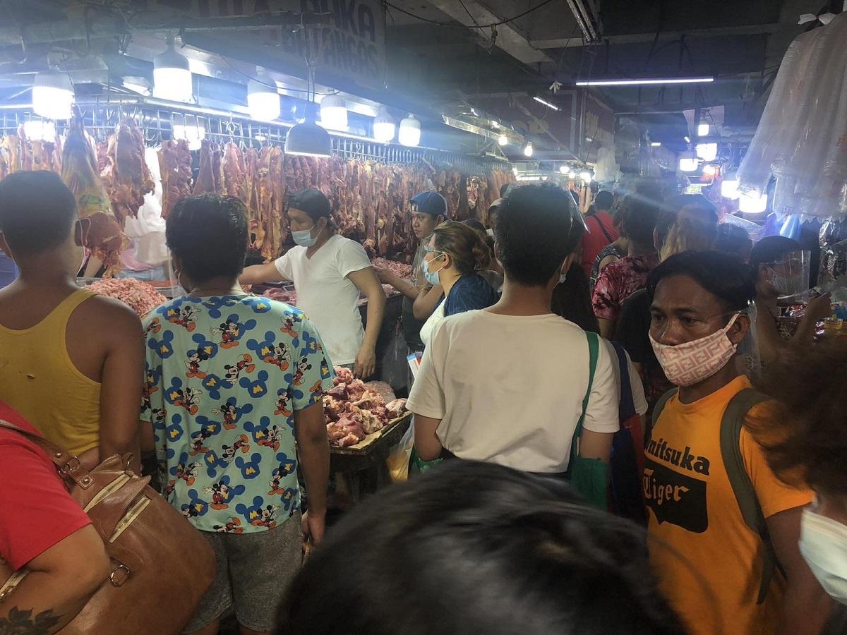 Commonwealth market crowded on New Year's Eve | Photos | GMA News Online