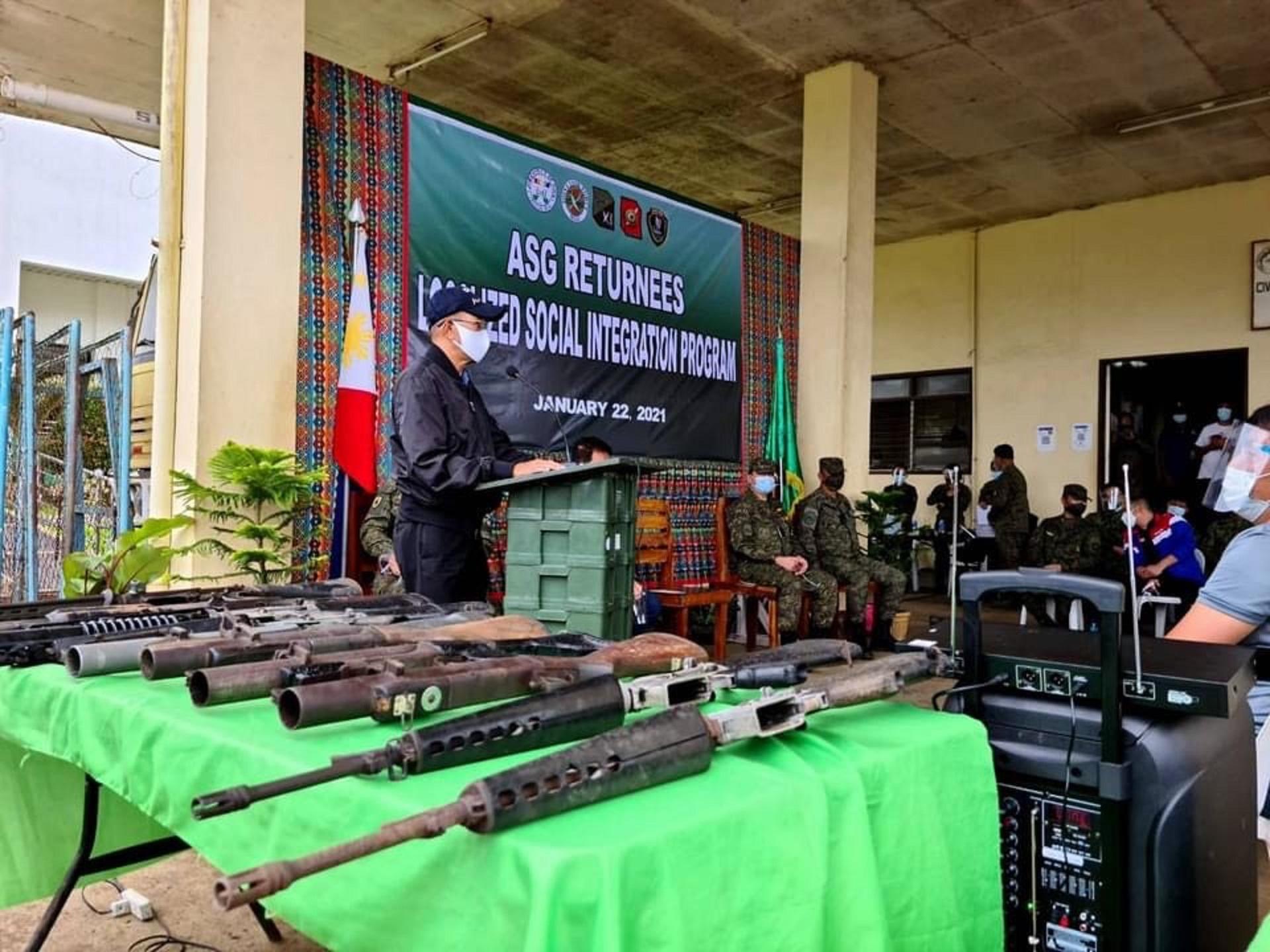 Surrendered ASG fighters urged to call on fellows to give up | GMA News ...