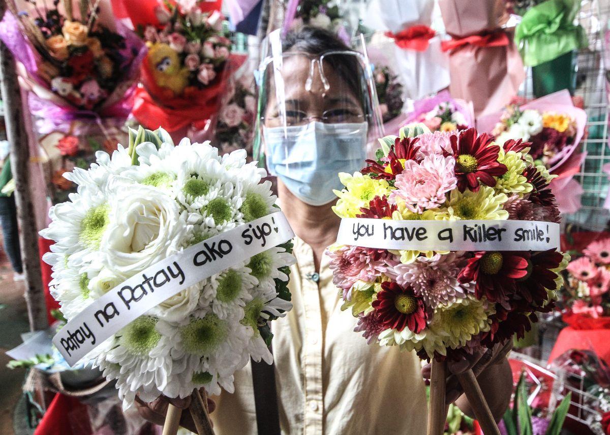 Floral wreaths for Valentine's Day spotted | Photos | GMA News Online