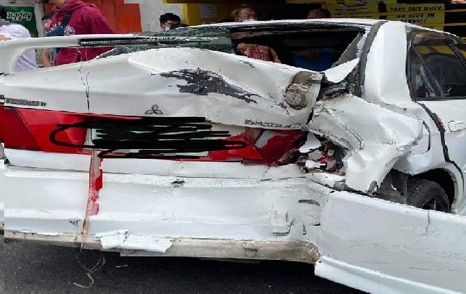 Trak na nawalan ng preno, sinalpok ang kotse at tindahan; 1, patay ... Trak na nawalan ng preno, sinalpok ang kotse at tindahan; 1, patay ...