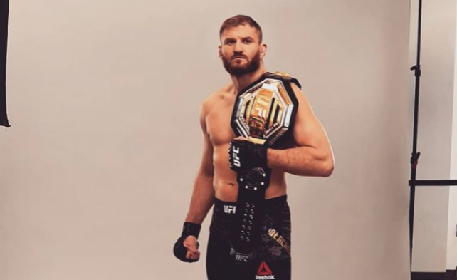 Blachowicz defeats Adesanya to retain light heavyweight title at UFC 259