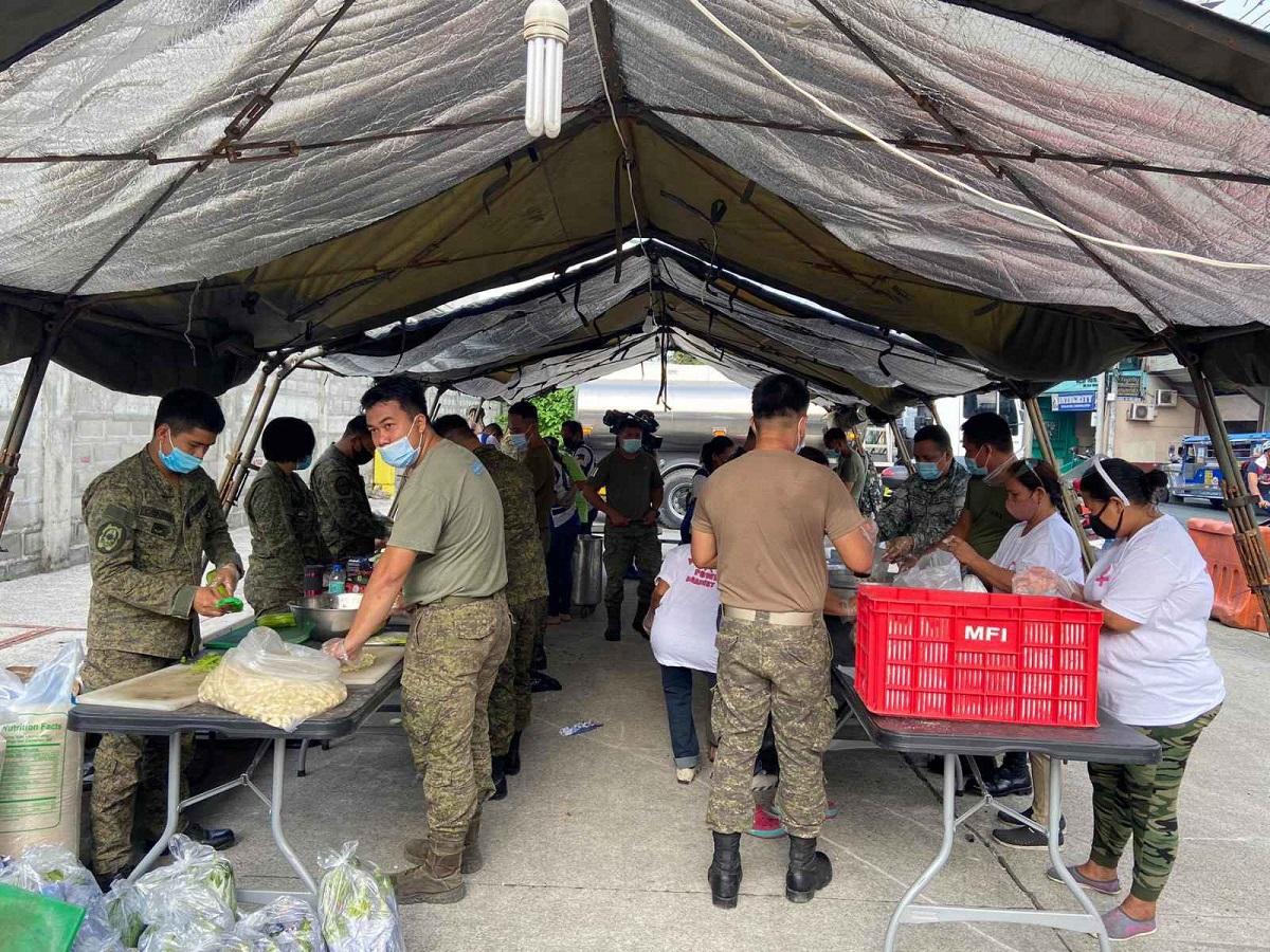 AFP Mobile Kitchen feeds families in Quezon City | Photos | GMA News Online