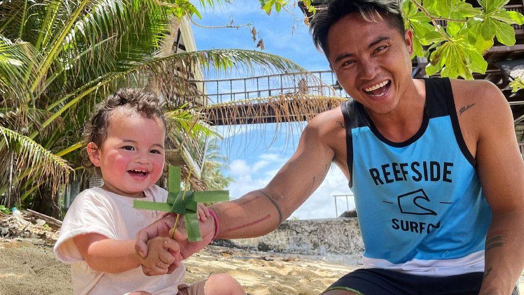 Philmar Alipayo makes Baby Lilo a toy out of coconut leaves | GMA News ...