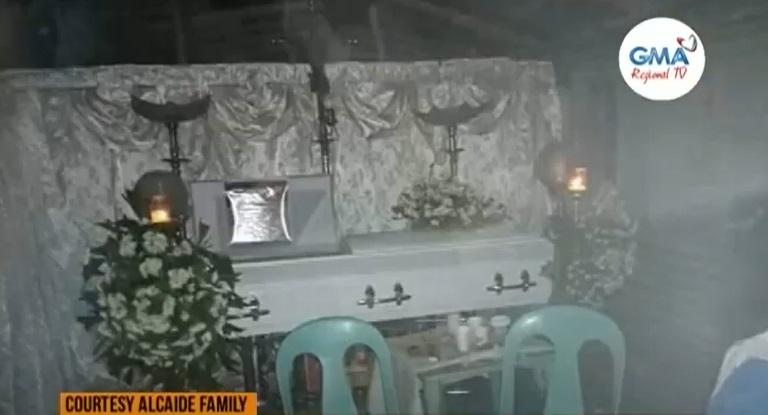 Pamilyang pinaglalamayan ang pumanaw na padre de pamilya, nasunugan pa ... Pamilyang pinaglalamayan ang pumanaw na padre de pamilya, nasunugan pa ...