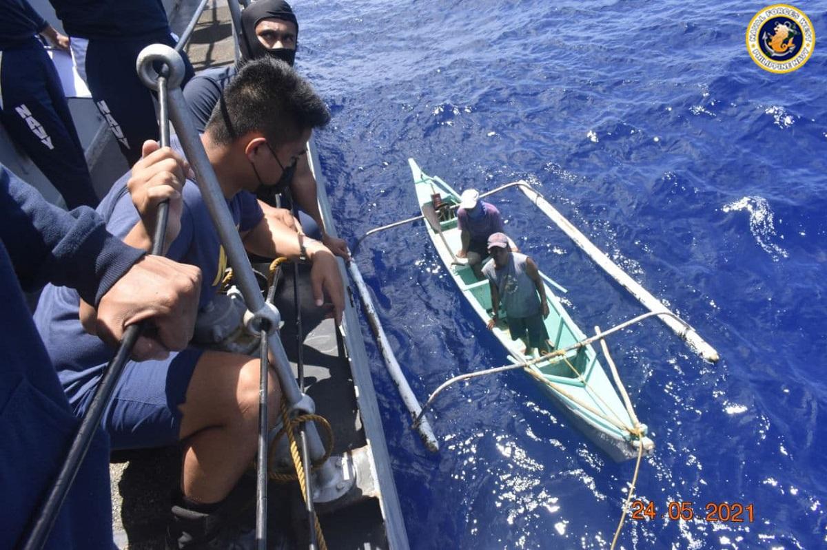 31 Pinoy fishermen rescued in West Philippine Sea | GMA News Online