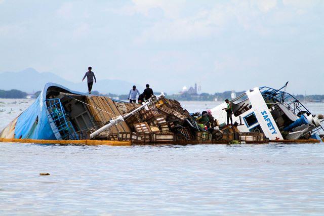 Crewmen try salvaging assets left on stricken ship in Manila Bay ...