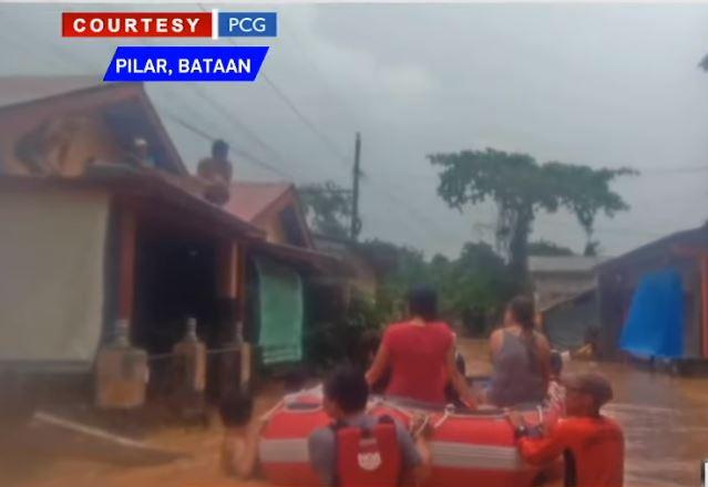 Residents use makeshift floaters, boats to wade through flood in ...