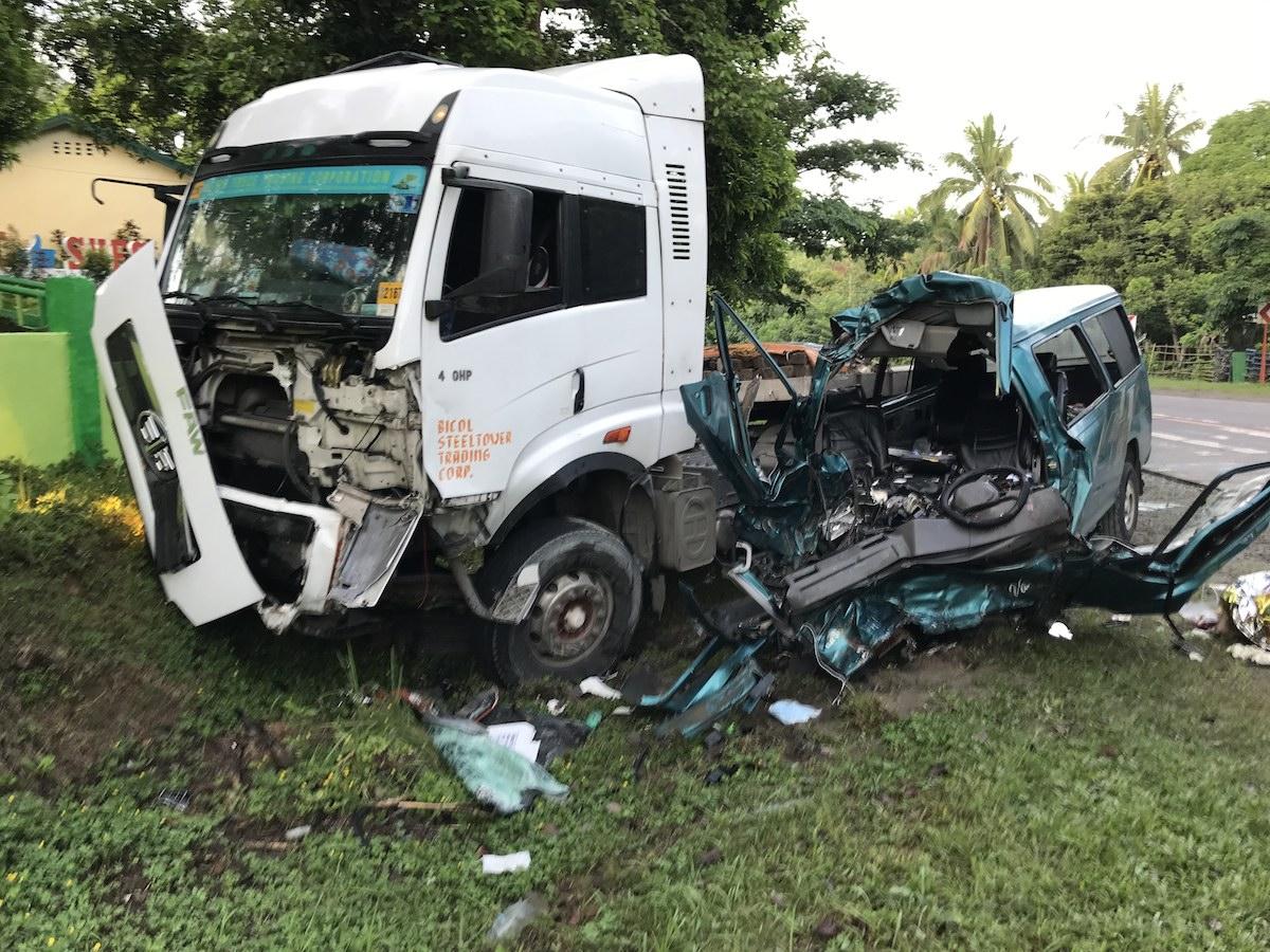 Six dead in accident between truck, van in Quezon | Photos | GMA News ...