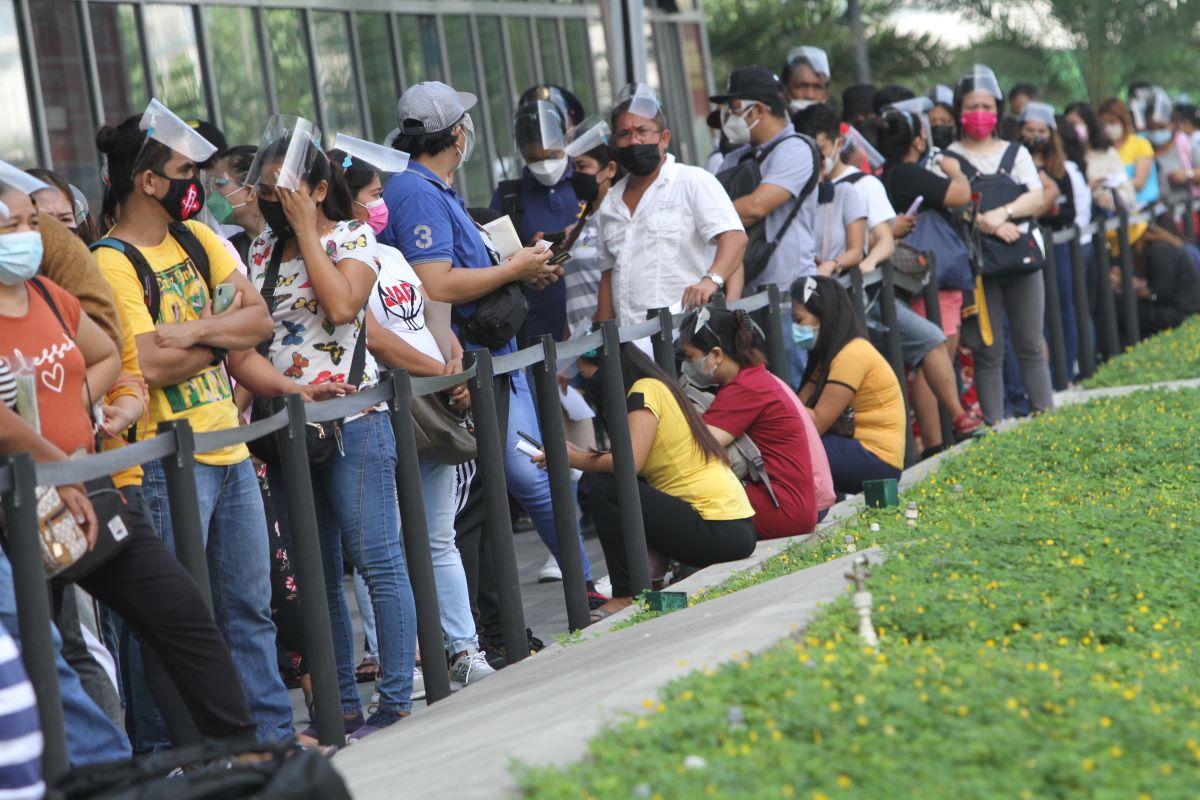 Long lines form for passport releasing | Photos | GMA News Online