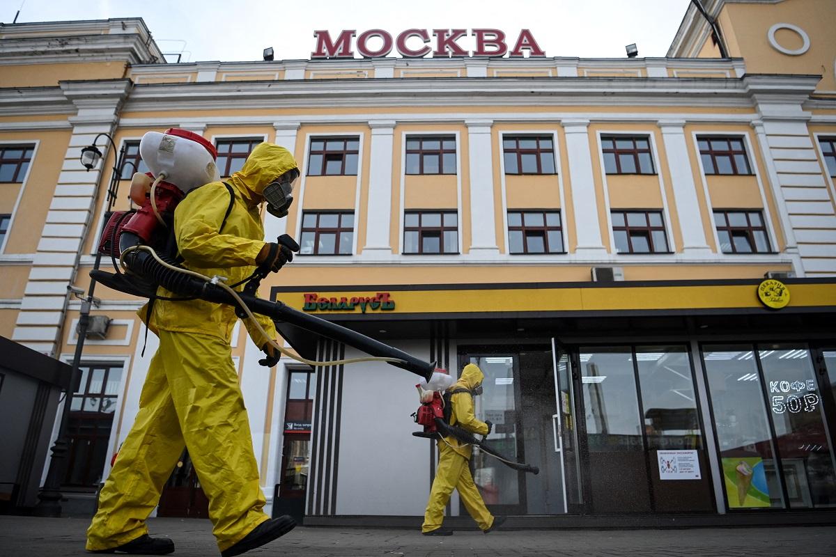 Moscow shuts down as Russia sees record virus cases, deaths | GMA News ...