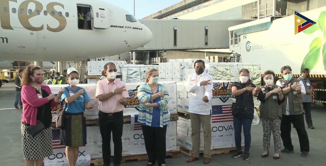 Over 800,000 Pfizer vaccine doses arrive in the Philippines │ GMA News ...