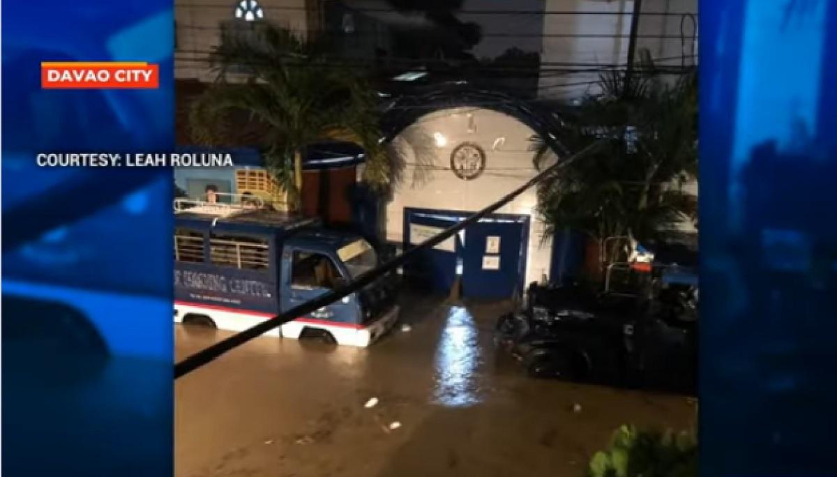 Nonstop rains cause chest-deep floods in Davao City | GMA News Online