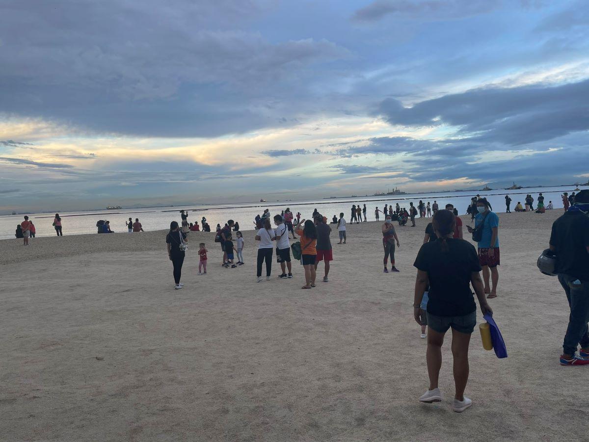 Manila Baywalk Dolomite Beach continues to attract crowds | Photos ...