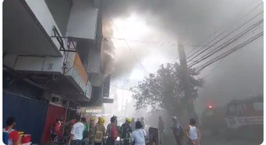 Fire hits commercial building in Manila | GMA News Online