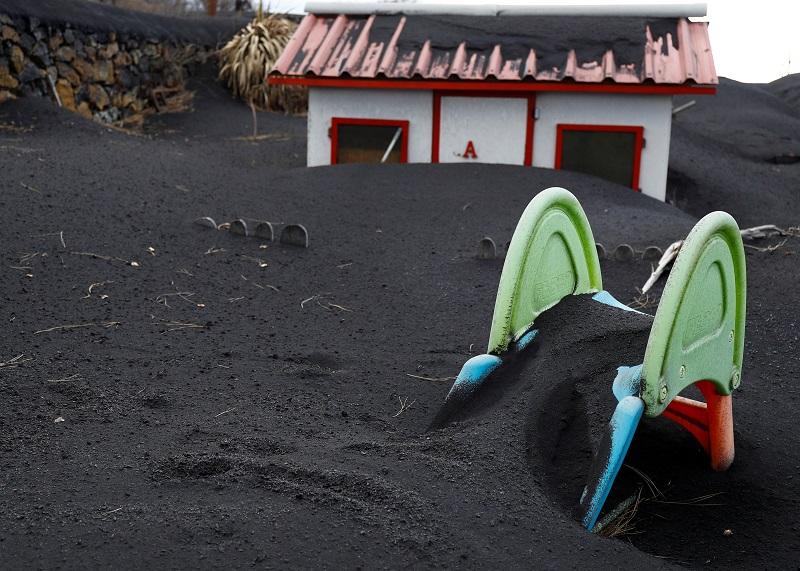 Cautious clean-up on La Palma as hopes rise for end to volcano eruption ...
