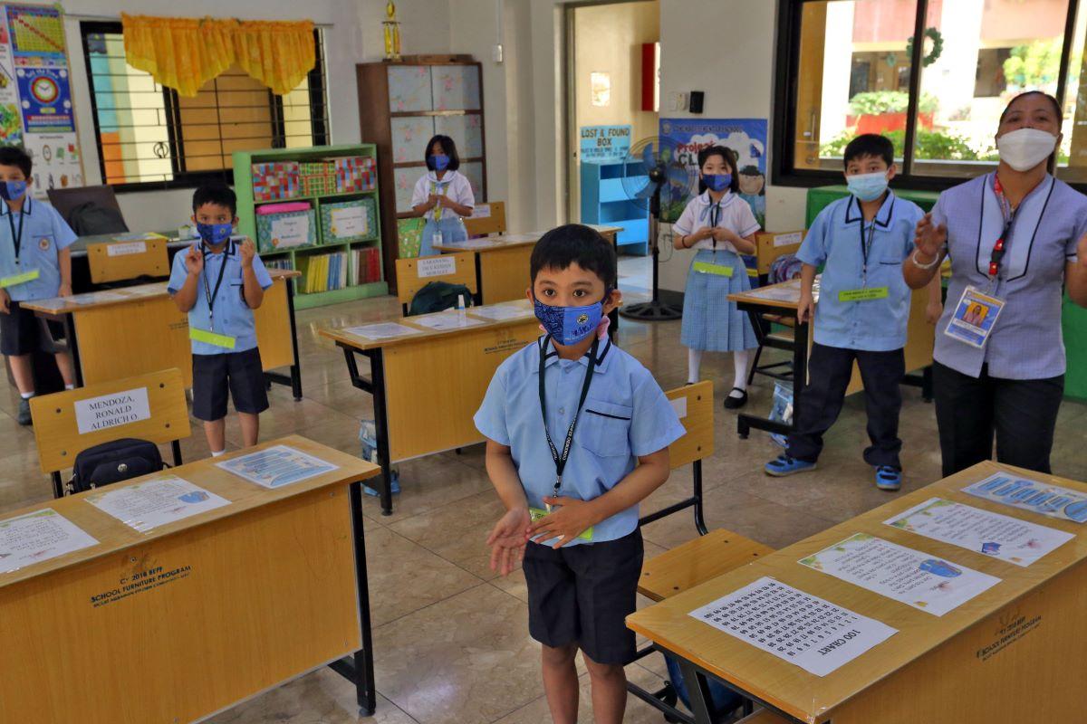 Makati LGU launches mobile library | GMA News Online