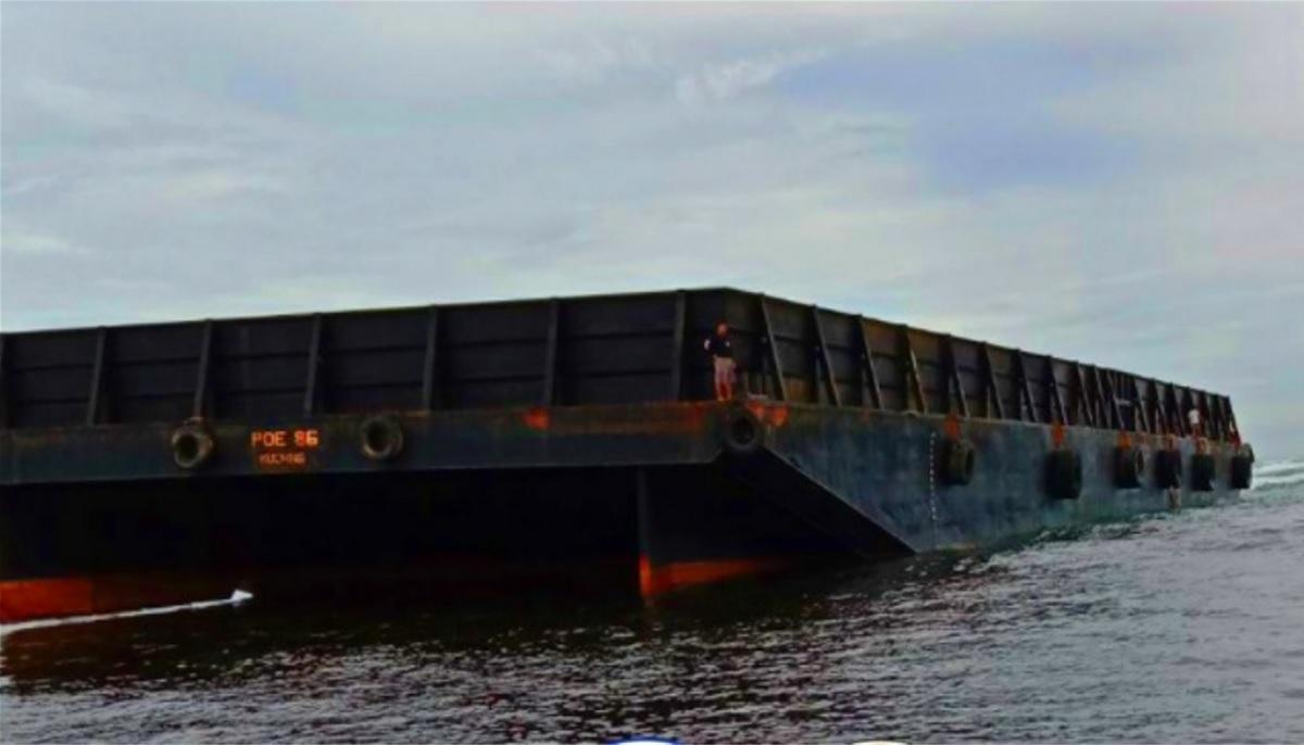Barge hits coral sanctuary in Pangasinan | GMA News Online