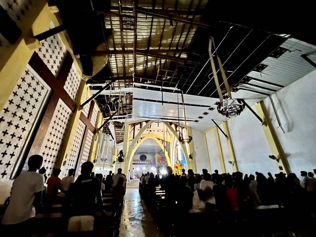 Odette survivors in Siargao attend Christmas Eve Mass | Photos | GMA ...