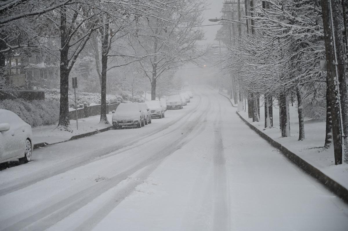 Snow storm batters US east, piling onto holiday chaos | GMA News Online