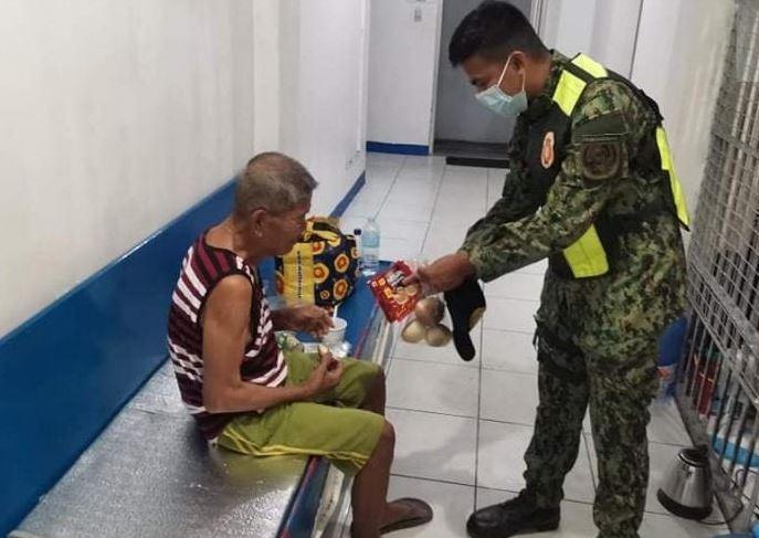 Aid pours for 80-year-old man jailed for stealing mangoes | GMA News Online