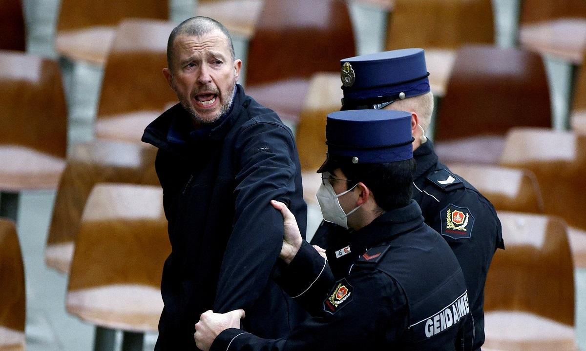 Shouting man interrupts papal audience, taken away by police | GMA News ...