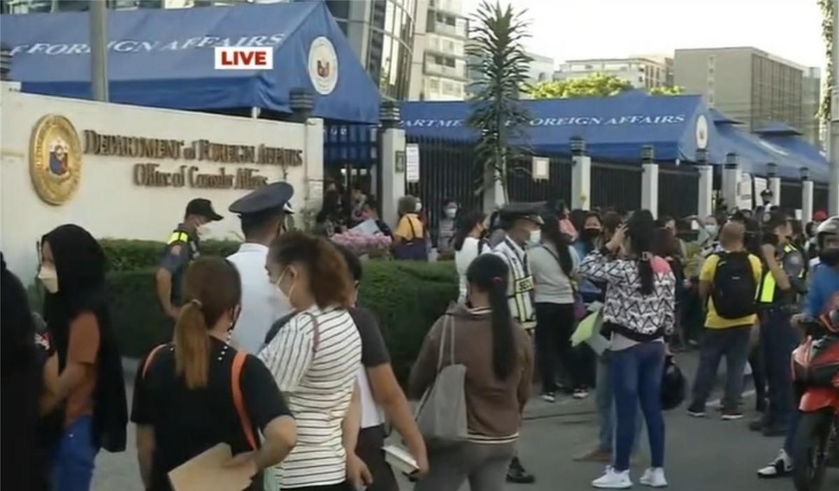Long lines form outside DFA Aseana as Pinoys prepare to apply for jobs ...