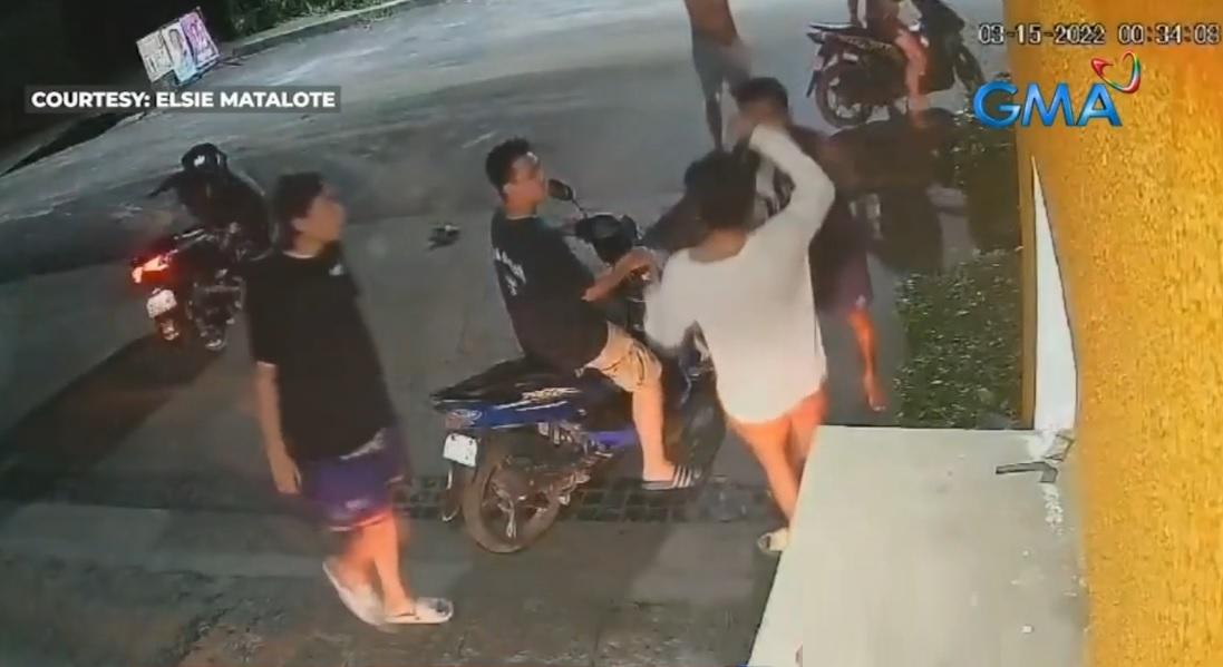 Lalaki, biglang binugbog ng grupo ng mga lalaking naka-motorsiklo ...