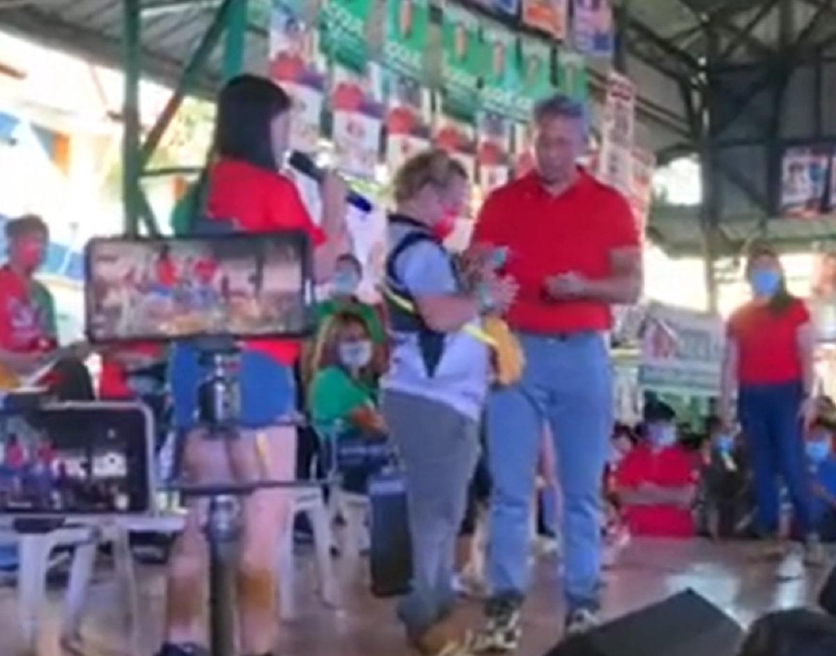 Gov. Remulla hands out cash prizes during Bongbong-Sara rally, says no ...