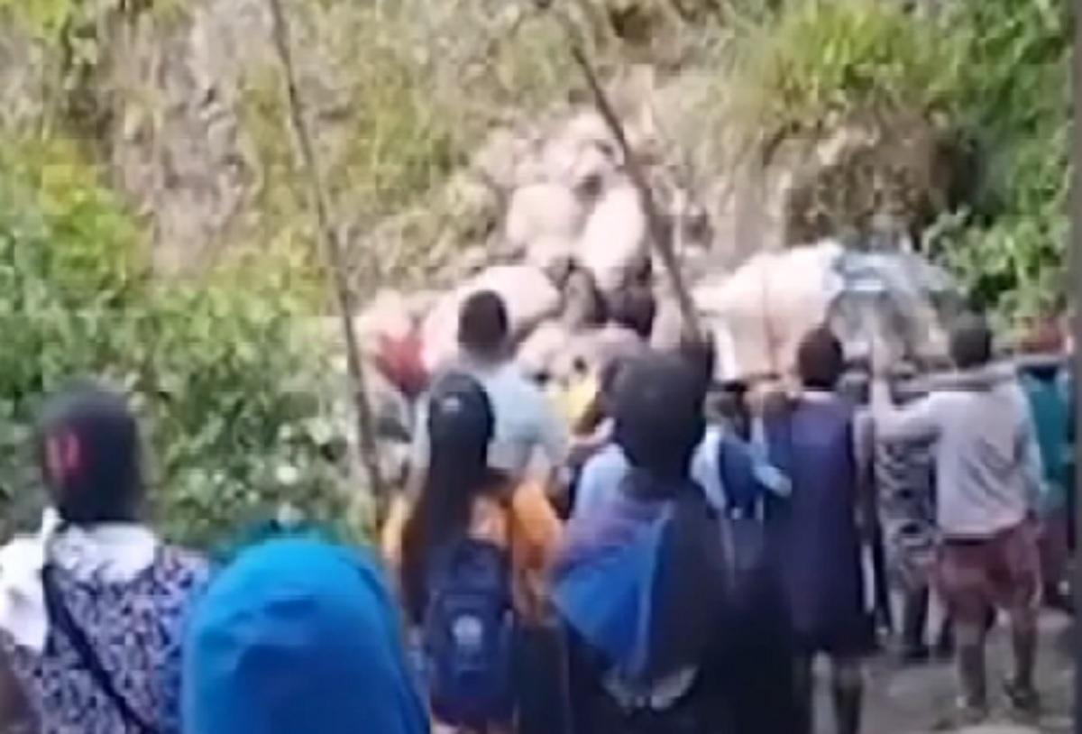 Grupong may dalang kabaong, muntik nang matabunan ng lupa sa Davao City ...