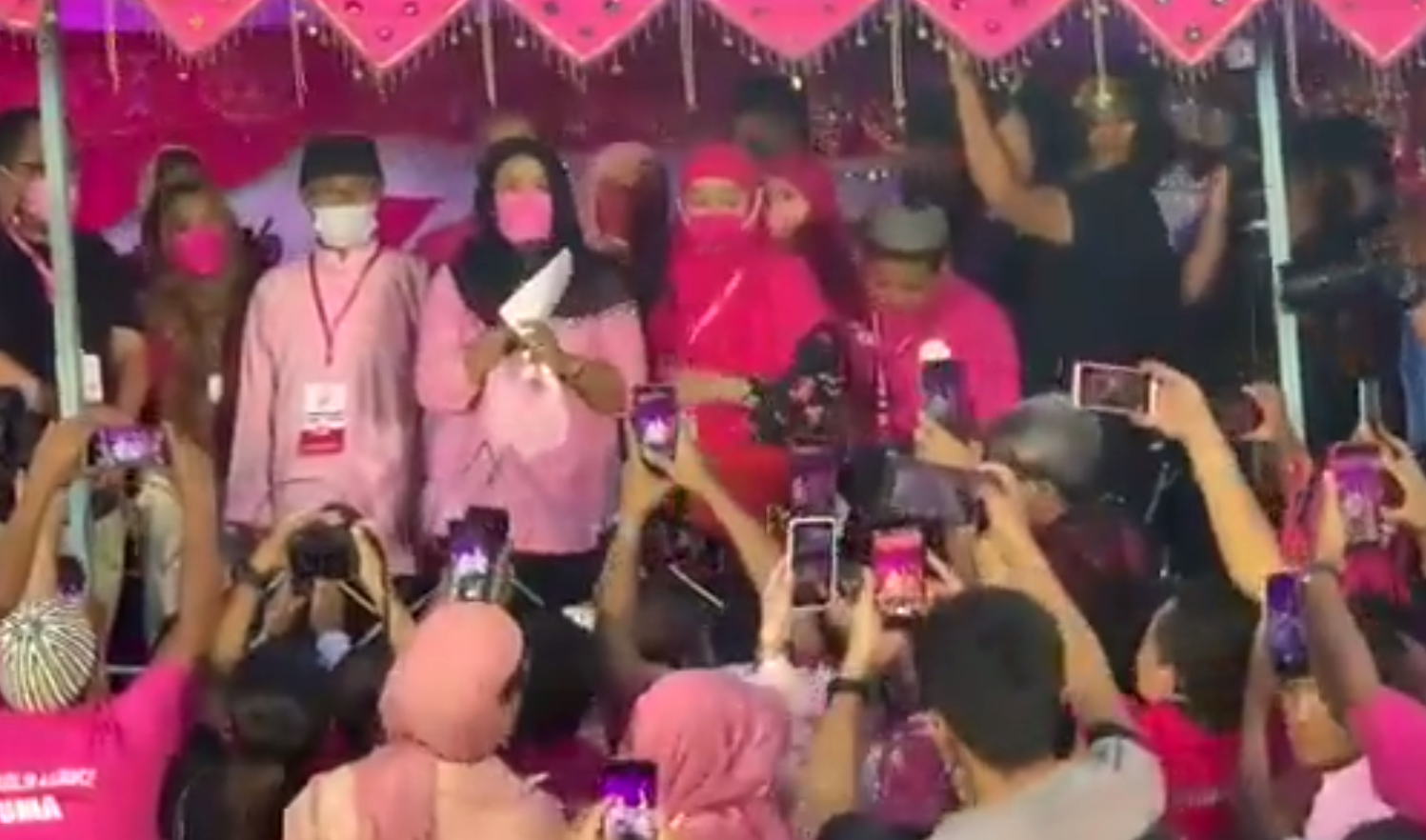 Leni Robredo joins Muslims in Quiapo for iftar on eve of birthday | GMA ...